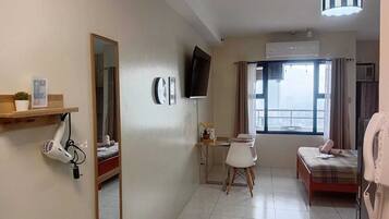 Apartamento standard | Escrivaninha, Wi-Fi de cortesia, roupa de cama