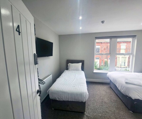 The Red Lounge House - Sleeps 14 - 리버풀