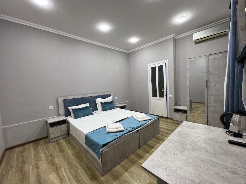 Quarto duplo econômico, vista para o pátio | Escrivaninha, espaço de trabalho para notebook