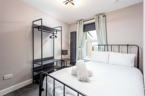 No8 Peebles Retreat - Donnini Apartments - Ayr, UK