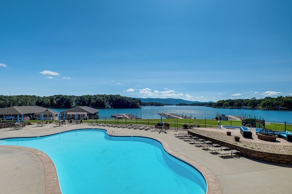 Smith Mtn Lake Fun! Resort-style Family Retreat - Smith Mountain Lake, VA