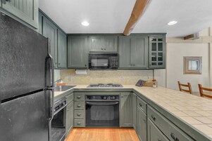 Apartamento em Condomínio Fechado, 2 quartos | Cozinha privada | Um frigorífico, um forno, uma torradeira 