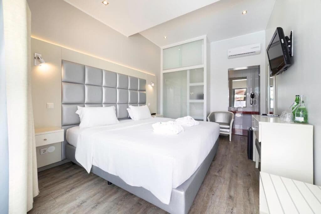 Quarto casal standard | Cofres nos quartos, Wi-Fi de cortesia