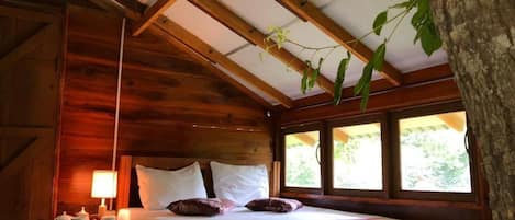 Quarto Clássico com Cama de Casal, varanda, vista para o pátio | Ferro/tábua de engomar