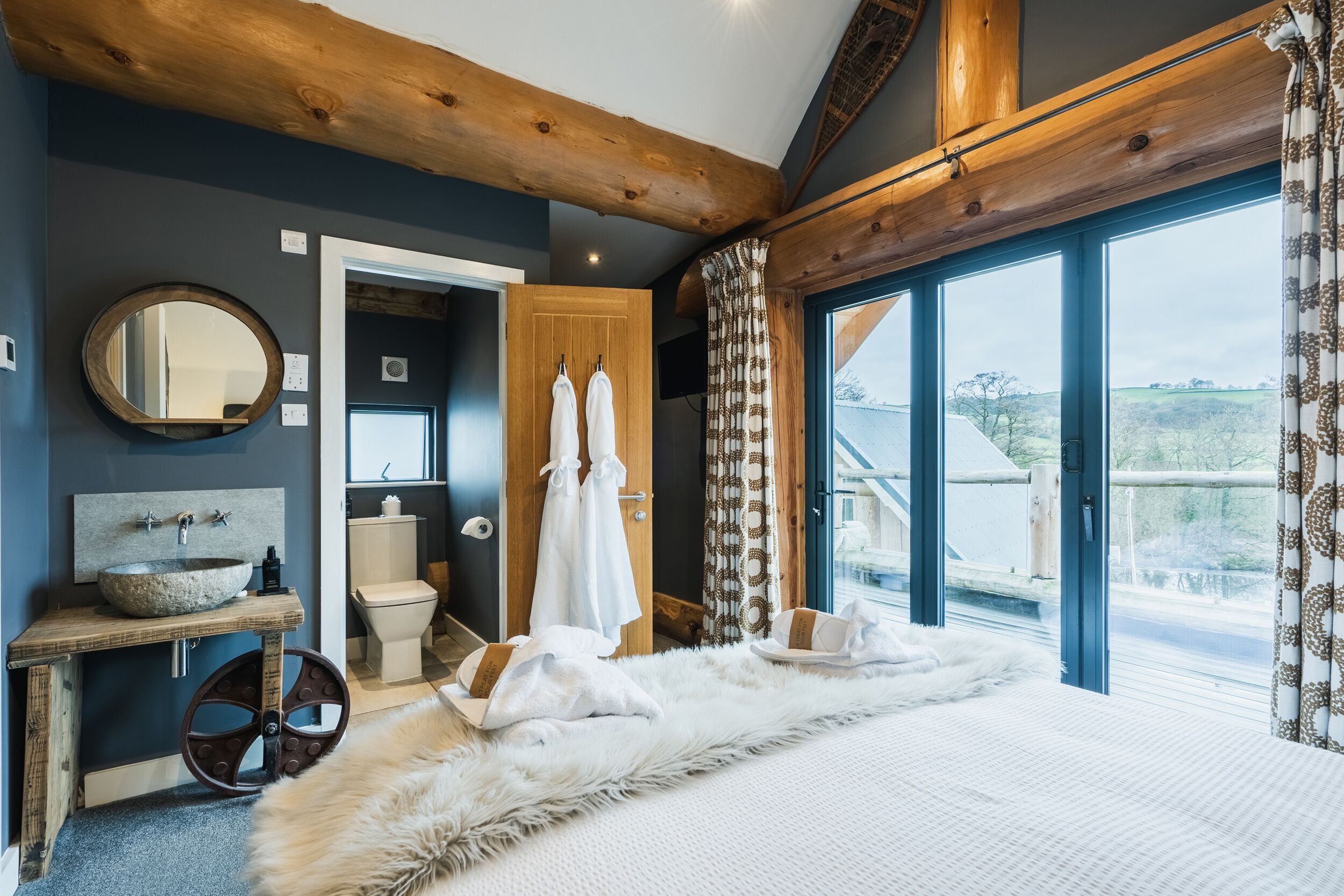 2 quartos, com decoração personalizada, com mobília individualizada 