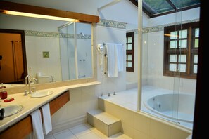 Estúdio Comfort | Casa de banho | Um secador de cabelo, toalhas fornecidas, sabão, champô 