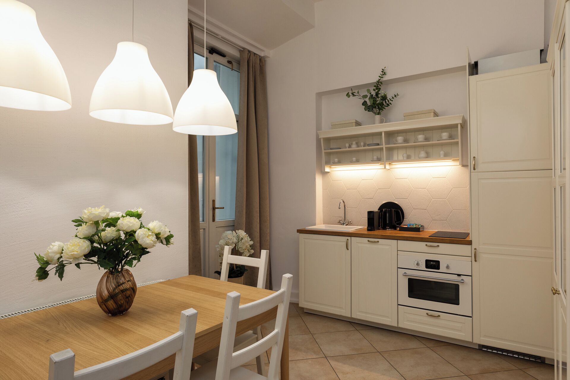 Apartamento Deluxe, 2 quartos | Kitchenette privada | Um frigorífico, um forno, uma placa de cozinha 