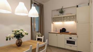 Apartamento Deluxe, 2 quartos | Kitchenette privada | Um frigorífico, um forno, uma placa de cozinha