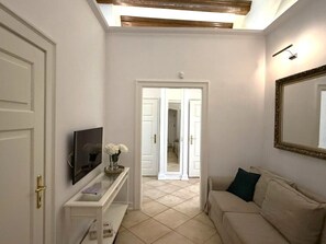 Apartamento Deluxe, 2 quartos | Sala de estar | TV de ecrã plano 