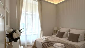 Apartamento Deluxe, 2 quartos | Sala de estar | TV de ecrã plano