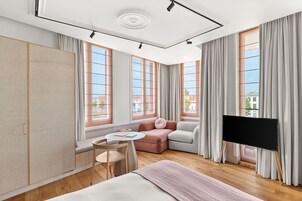 Suite Deluxe, varanda, Vista para a cidade | Cofre com capacidade para portátil, Wi-fi grátis 