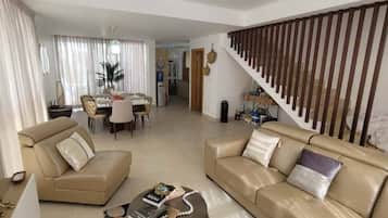 Villa, 3 quartos, piscina privativa | Sala | Livros