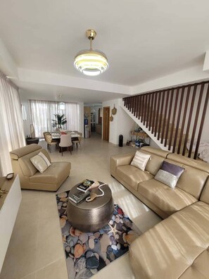 Villa, 3 quartos, piscina privativa | Sala | Livros 