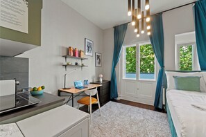 Estúdio standard, 1 cama Queen, sacada, vista para a cidade | Escrivaninha, espaço de trabalho para notebook