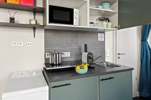 Frigobar, micro-ondas, cooktop, talheres/pratos/utensílios de cozinha