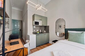 Estúdio júnior, 1 cama de solteiro | Cozinha privada | Frigobar, micro-ondas, cooktop, talheres/pratos/utensílios de cozinha
