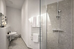 Chuveiro, secador de cabelo, toalhas de banho, sabonete