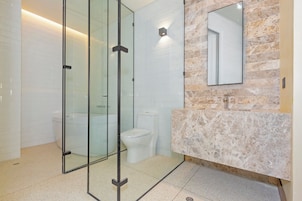 Quarto Duplo Comfort | Casa de banho | Um secador de cabelo, toalhas fornecidas, sabão, champô 