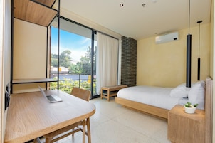 Quarto Duplo Standard | Camas de colchão pillowtop, cofre no quarto, secretária 
