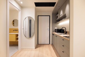 Pierfront | Cozinha privada | Frigobar, cooktop