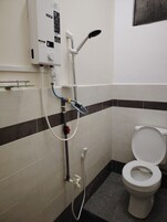 Quarto casal | Banheiro | Chuveiro, secador de cabelo (mediante solicitação), chinelos 