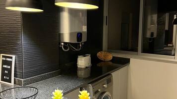 Um micro-ondas, uma cafeteira/bule