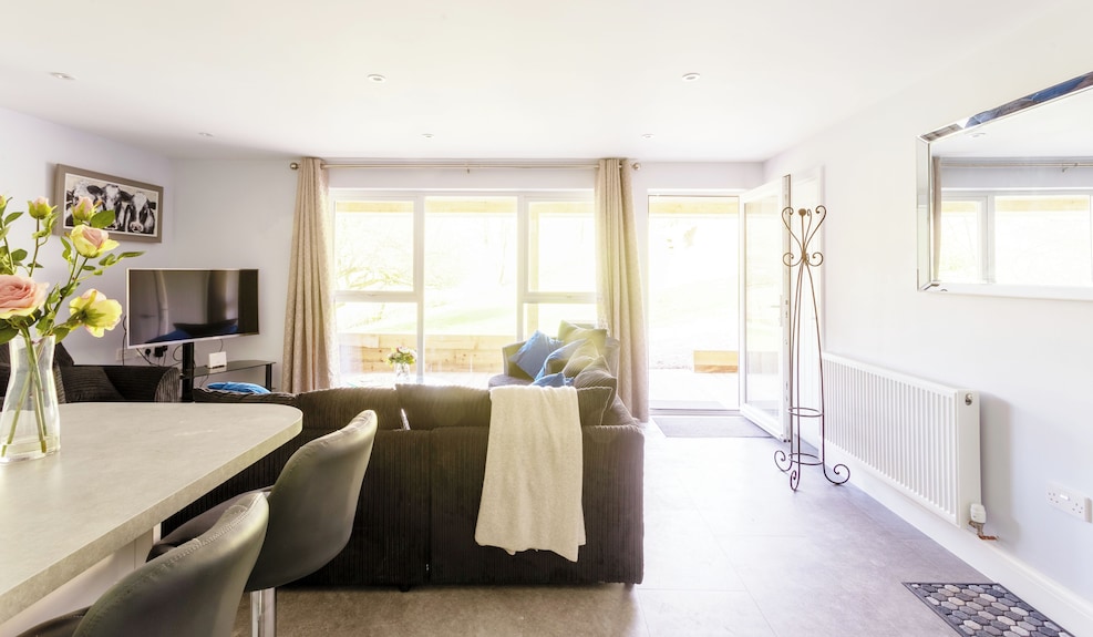 Private Stylish Countryside Lodge, Sleeps Upto 6, Hot Tub, Wi-fi, Heating, 5* - Dorset