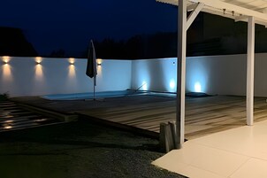 Fachada do alojamento (tarde/noite)
