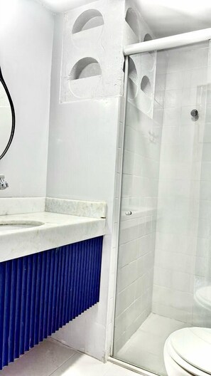 Quarto Duplo Económico, vista para a praia | Casa de banho | Toalhas fornecidas, sabão, papel higiénico 