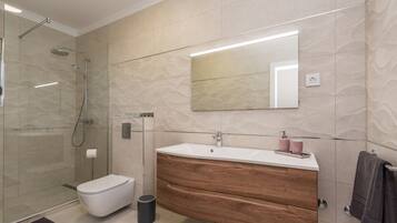 Apartamento (Superior Two Bedroom Apartment with T) | Banheiro | Chuveiro, toalhas de banho