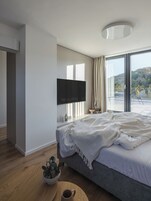 Apartamento superior, vista para a cidade | Escrivaninha, espaço de trabalho para notebook, cortinas blackout