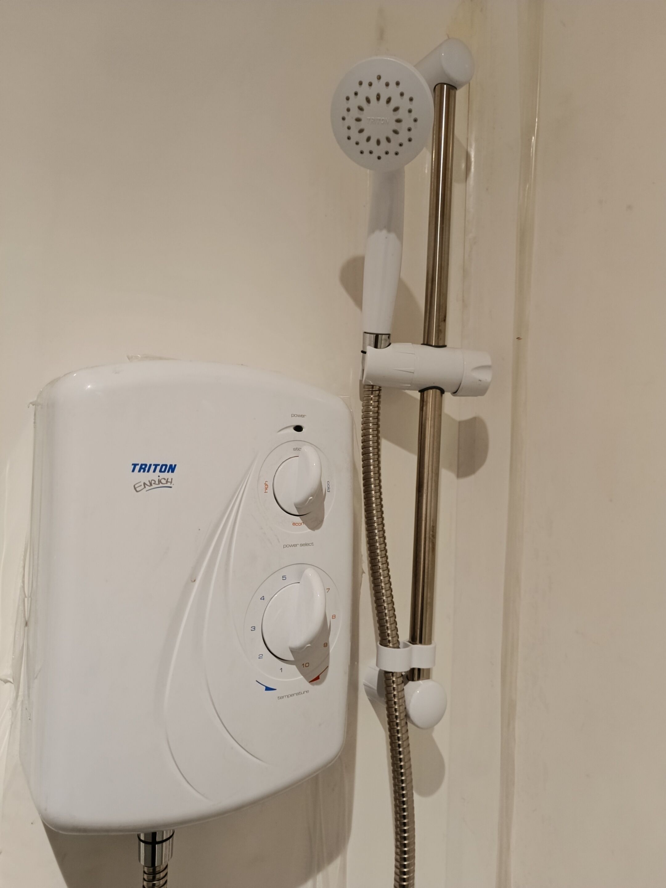 Quarto solteiro, banheiro privativo (clean and cosy room) | Banheiro | Chuveiro, toalhas de banho, sabonete, shampoo