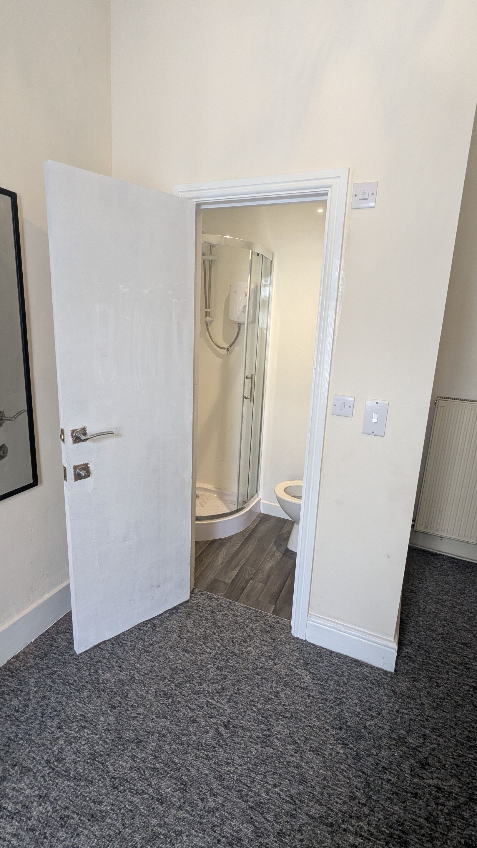 Quarto solteiro, banheiro privativo, vista para o jardim (clean and cosy room) | Ferros/tábuas de passar roupa, Wi-Fi de cortesia