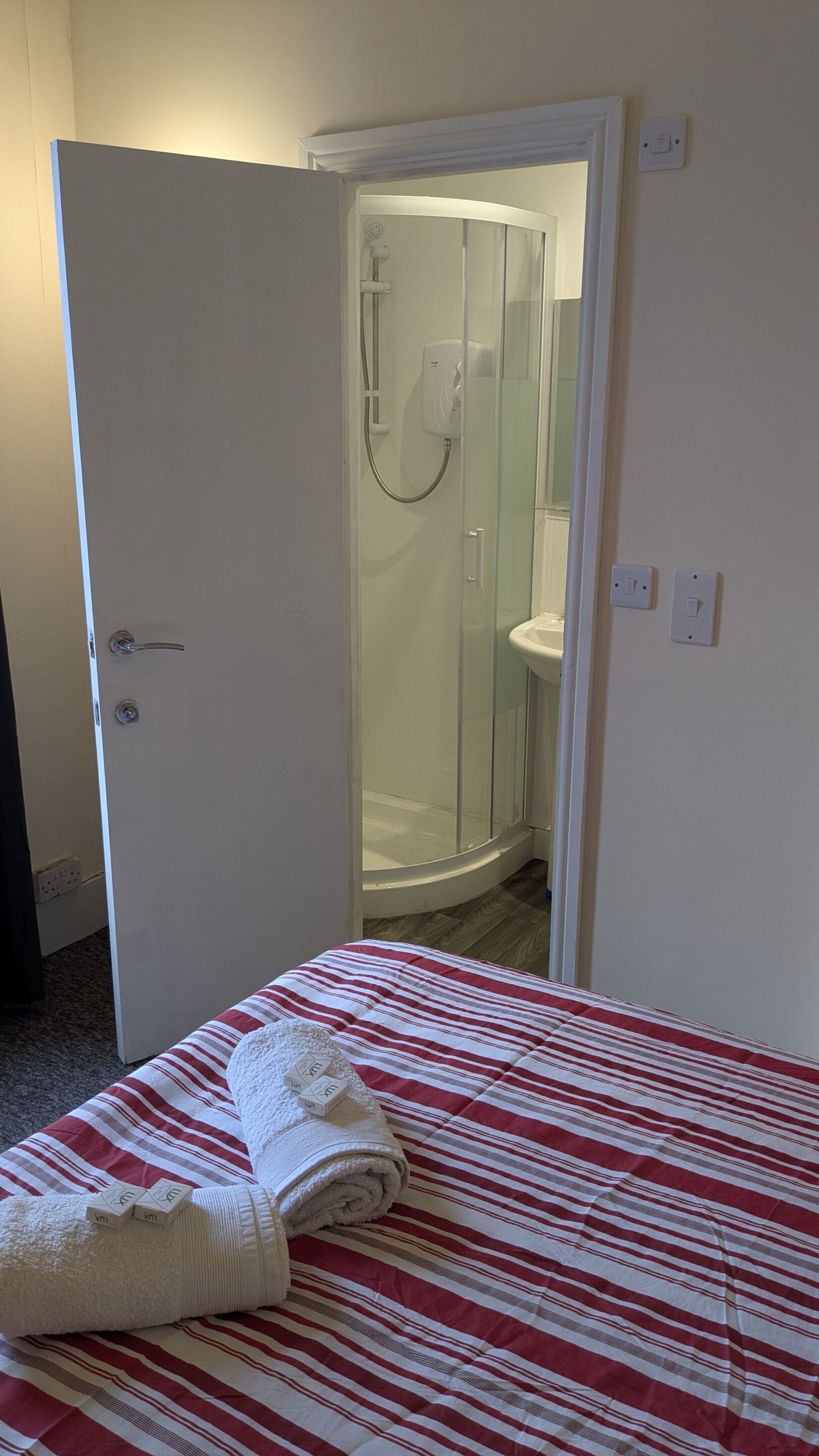 Quarto casal, banheiro privativo | Banheiro | Chuveiro, toalhas de banho, sabonete, shampoo