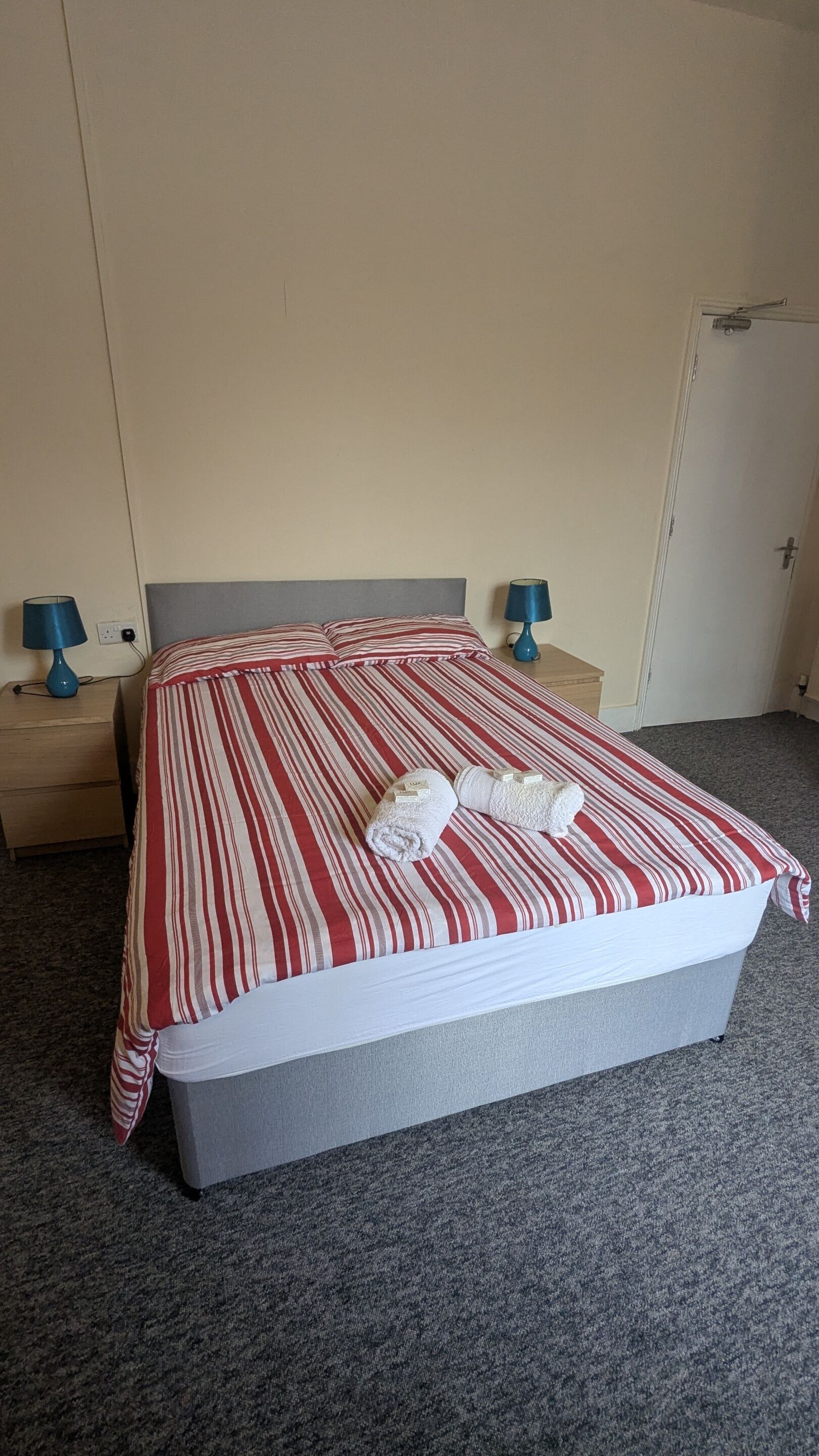 Quarto casal, banheiro privativo, vista para o parque (clean and cosy room) | Ferros/tábuas de passar roupa, Wi-Fi de cortesia