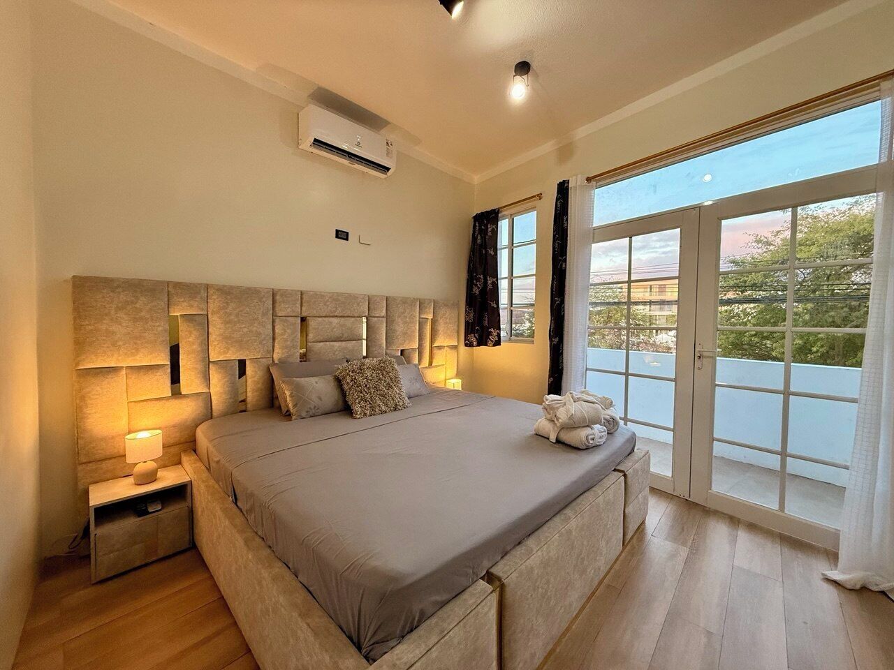 Suite Superior, 1 cama king-size e sofá-cama, varanda, vista parcial para o oceano | Cofre no quarto, ferro/tábua de engomar, Wi-fi grátis 