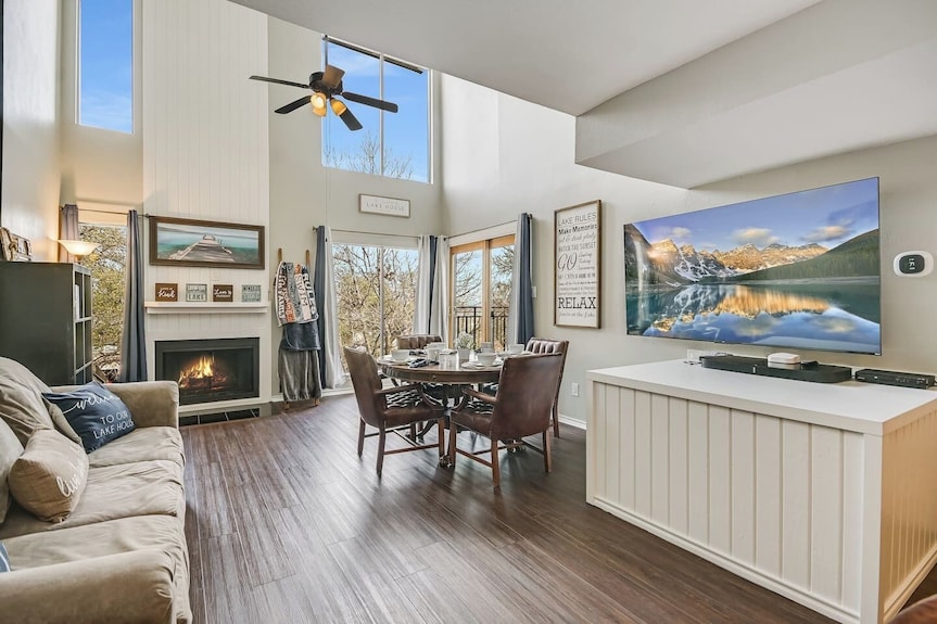 Lake Life Retreat | Cozy Condo | Sleeps 10 - Lake Travis, TX