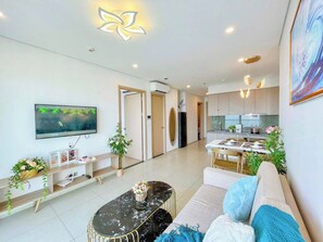 Apartamento família, 3 quartos, vista para a praia | Área de estar