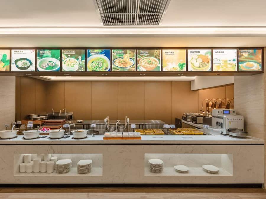 Café da manhã com buffet grátis todos os dias