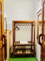 Quarto casal superior, vista para a cidade | Banheiro | Chuveiro, produtos de toalete grátis, toalhas de banho 