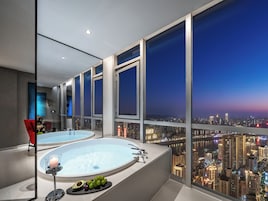 Quarto família, vista para o rio | Banheiro | Produtos de toalete grátis, secador de cabelo, roupões de banho 