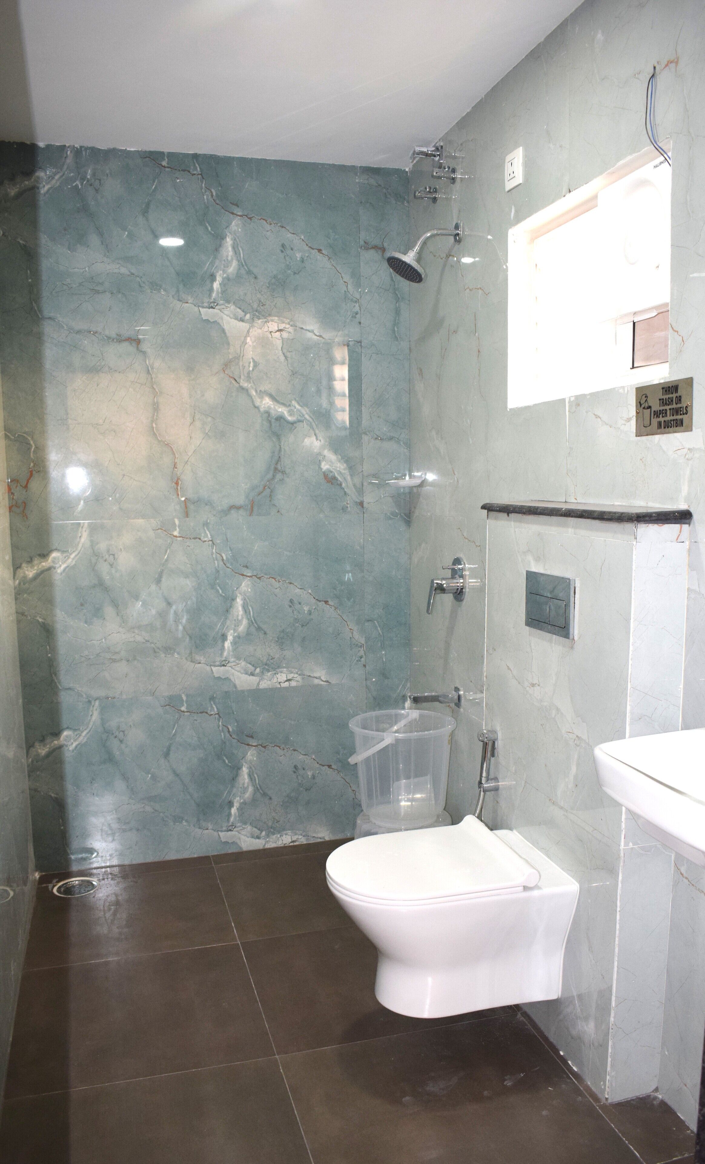 Suite de Luxo, varanda, Vista para a cidade | Casa de banho | Um polibã, artigos de higiene pessoal grátis, toalhas fornecidas, sabão 