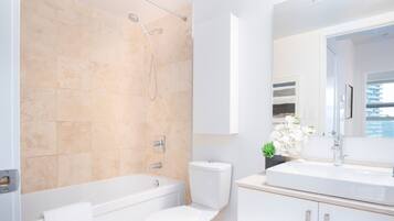 Suite Executiva, várias camas | Casa de banho | Artigos de higiene pessoal grátis, um secador de cabelo