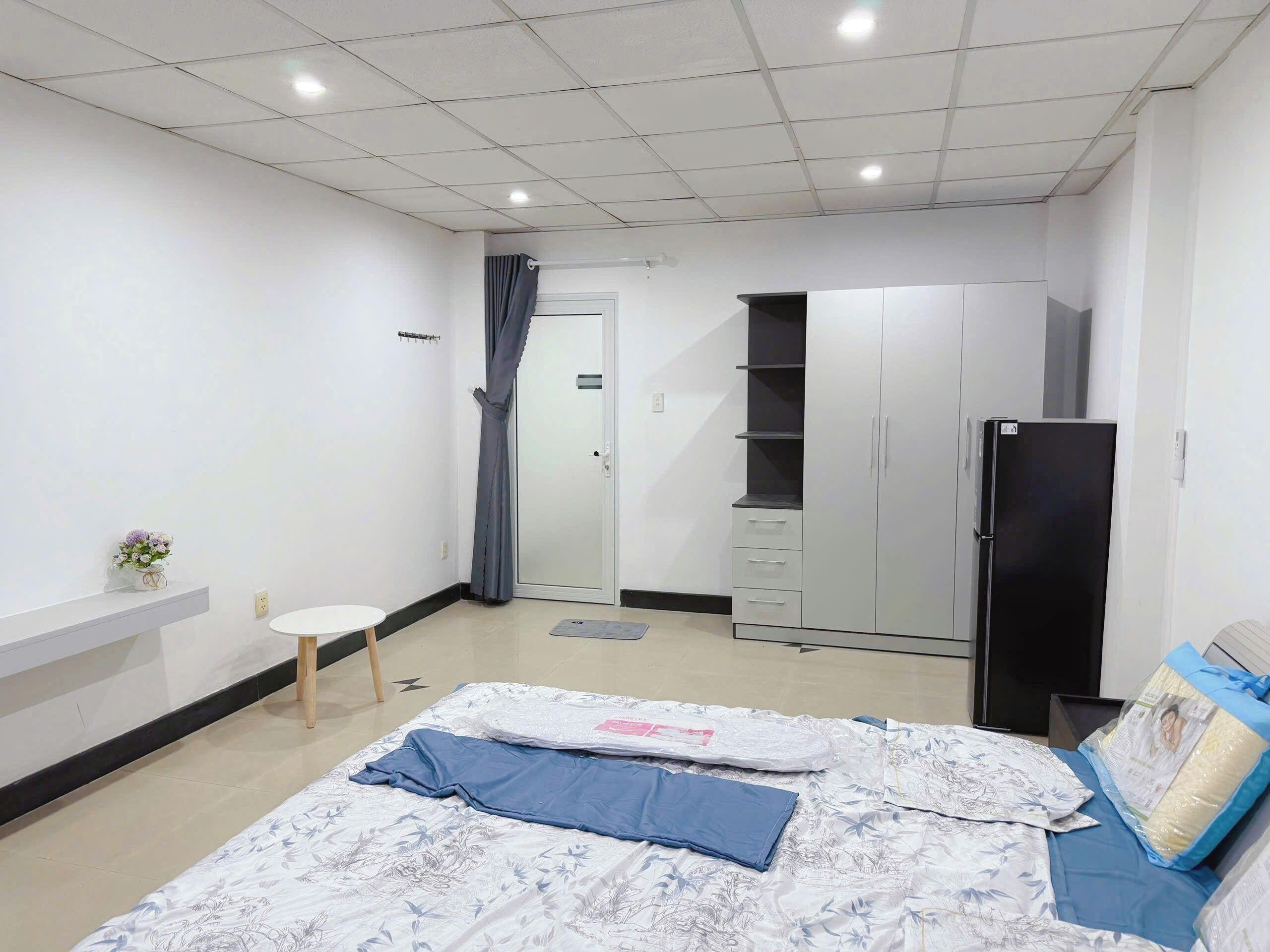 Quarto casal standard | Roupas de cama premium, escrivaninha, espaço de trabalho para notebook