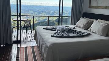 Quarto casal luxo, sacada, vista para a colina | Wi-Fi de cortesia