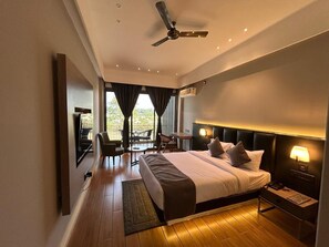 Quarto casal luxo, vista para o rio | Espaço de trabalho para notebook, Wi-Fi de cortesia