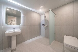 Um secador de cabelo, toalhas fornecidas, champô, papel higiénico 