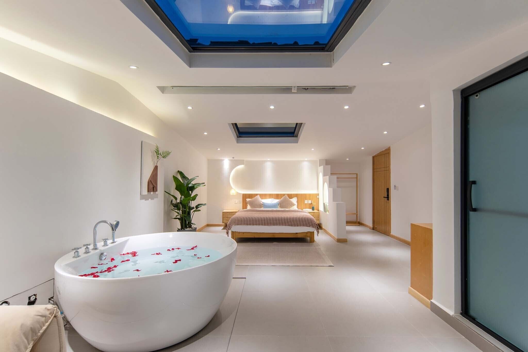 Quarto casal panorâmico, varanda, vista para o pátio | Área de estar