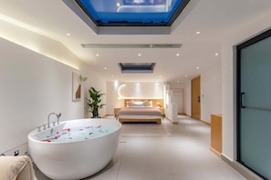 Quarto casal panorâmico, varanda, vista para o pátio | Área de estar