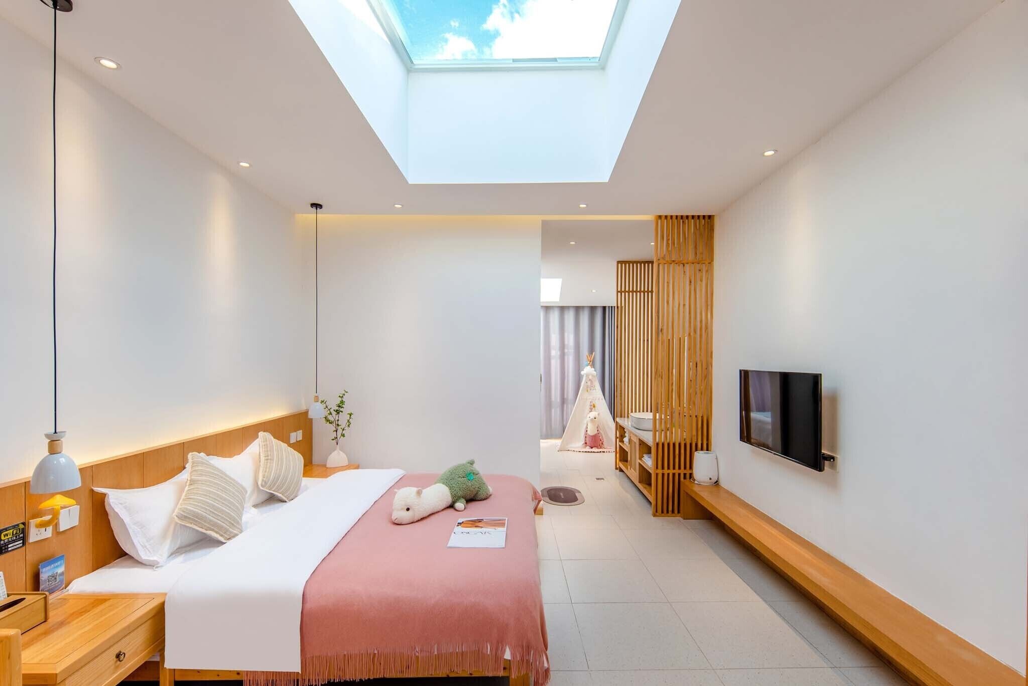 Suíte premier, varanda, vista para o pátio | Escrivaninha, espaço de trabalho para notebook, cortinas blackout